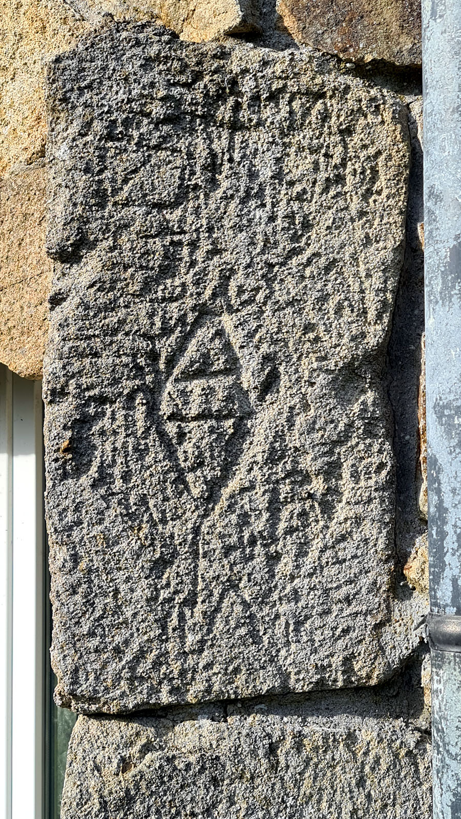 C’EST QUOI CETTE PHOTO ? – UNE PIERRE GRAVÉE - GADLU.INFO - WEB ...